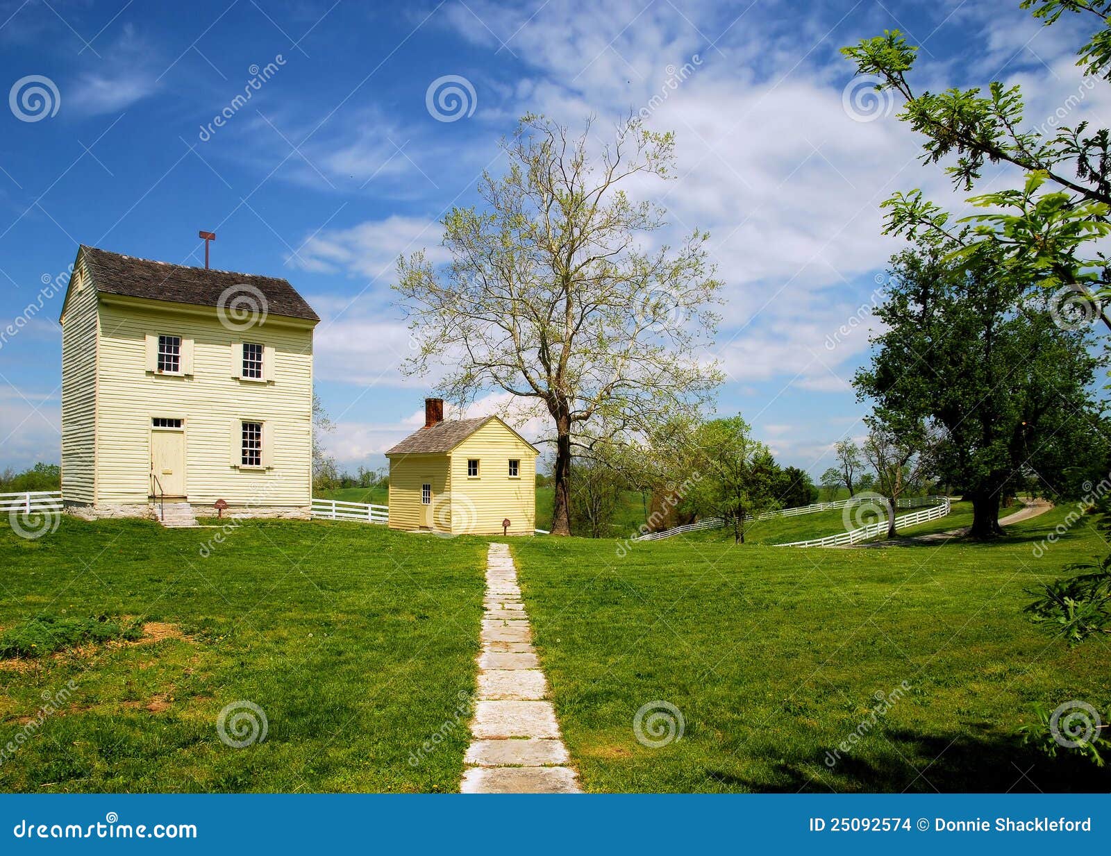 Langes Weg-Haus stockfoto. Bild von szenisch, haupt, himmel - 25092574