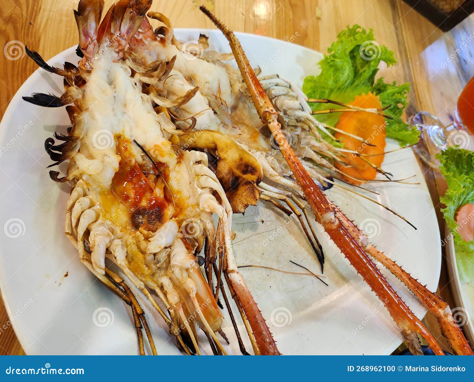 Langosta asada en el plato foto de archivo. Imagen de delicadeza ...