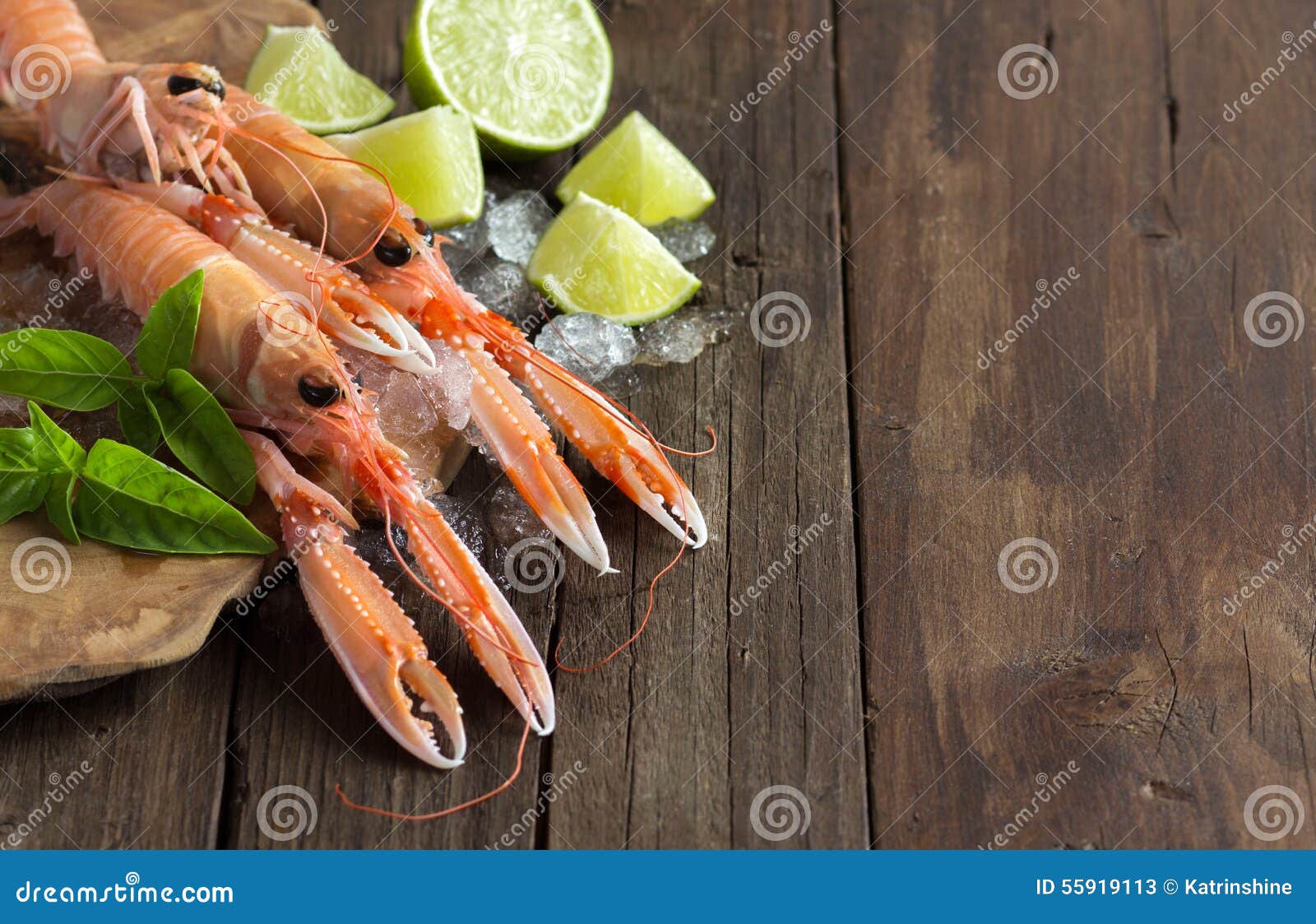 Langoustine Crudo Su Ghiaccio Con Calce E Basilico Immagine Stock ...
