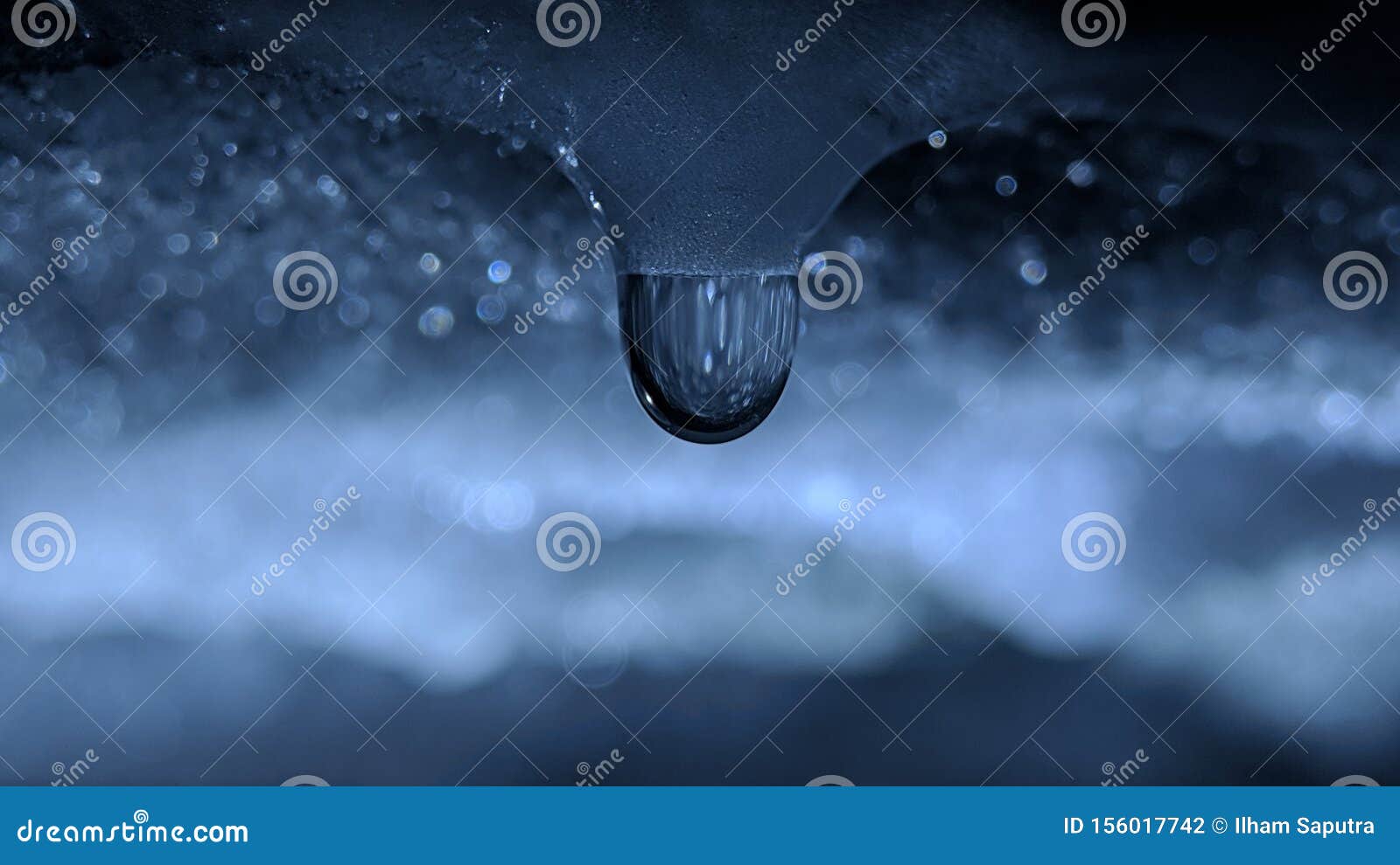 Langwerpige Blauwe Ondergrond Van Het Ijswater Stock Foto - Image of ...