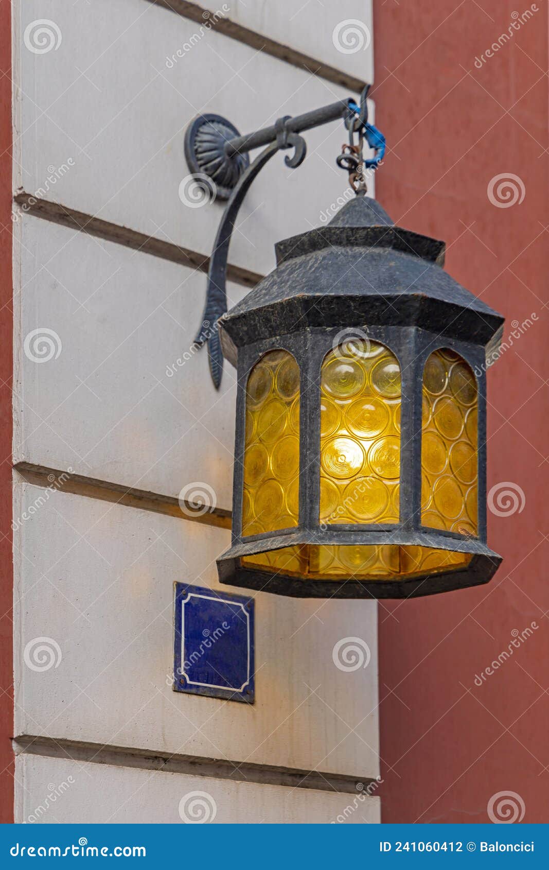 Lanterna acesa foto de stock. Imagem de retro, europa - 241060412