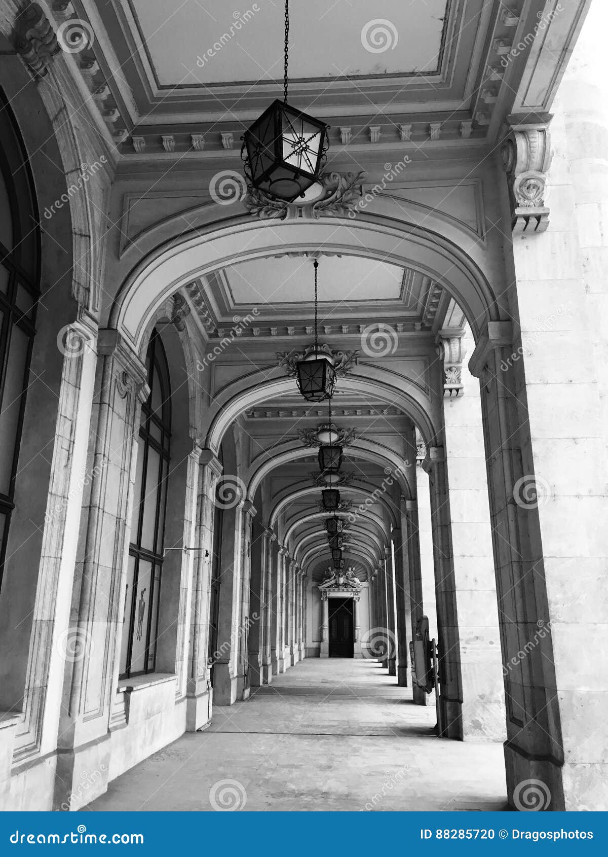 Lanterne Noire Et Blanche De Lampe D'arcade De Hall Photo stock - Image ...