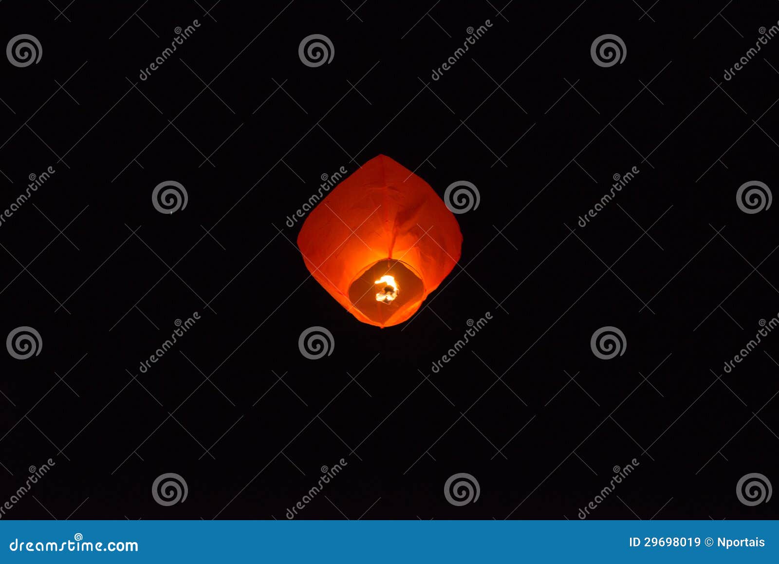 Lanterne rouge montant image stock. Image du lampe, nuit - 29698019