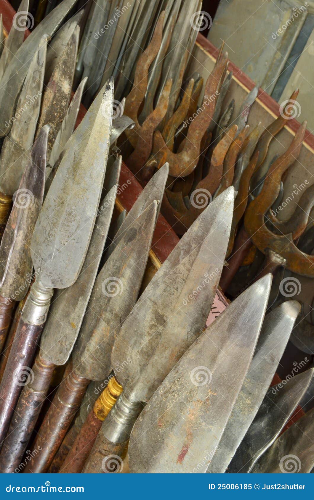 Lanza en sitio del arma imagen de archivo. Imagen de negro - 25006185