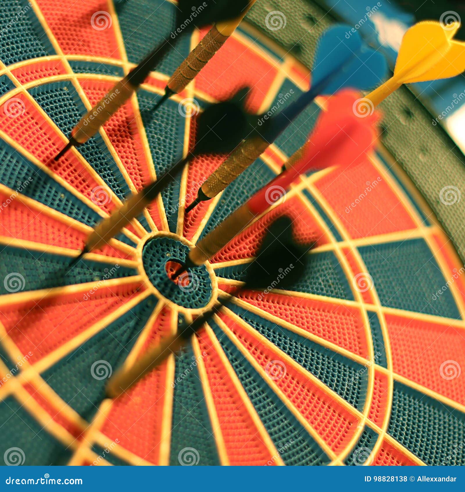 Lanza Flechas En El Centro De La Blanco Foco Selectivo Foto de archivo - Imagen de punta, dardo ...