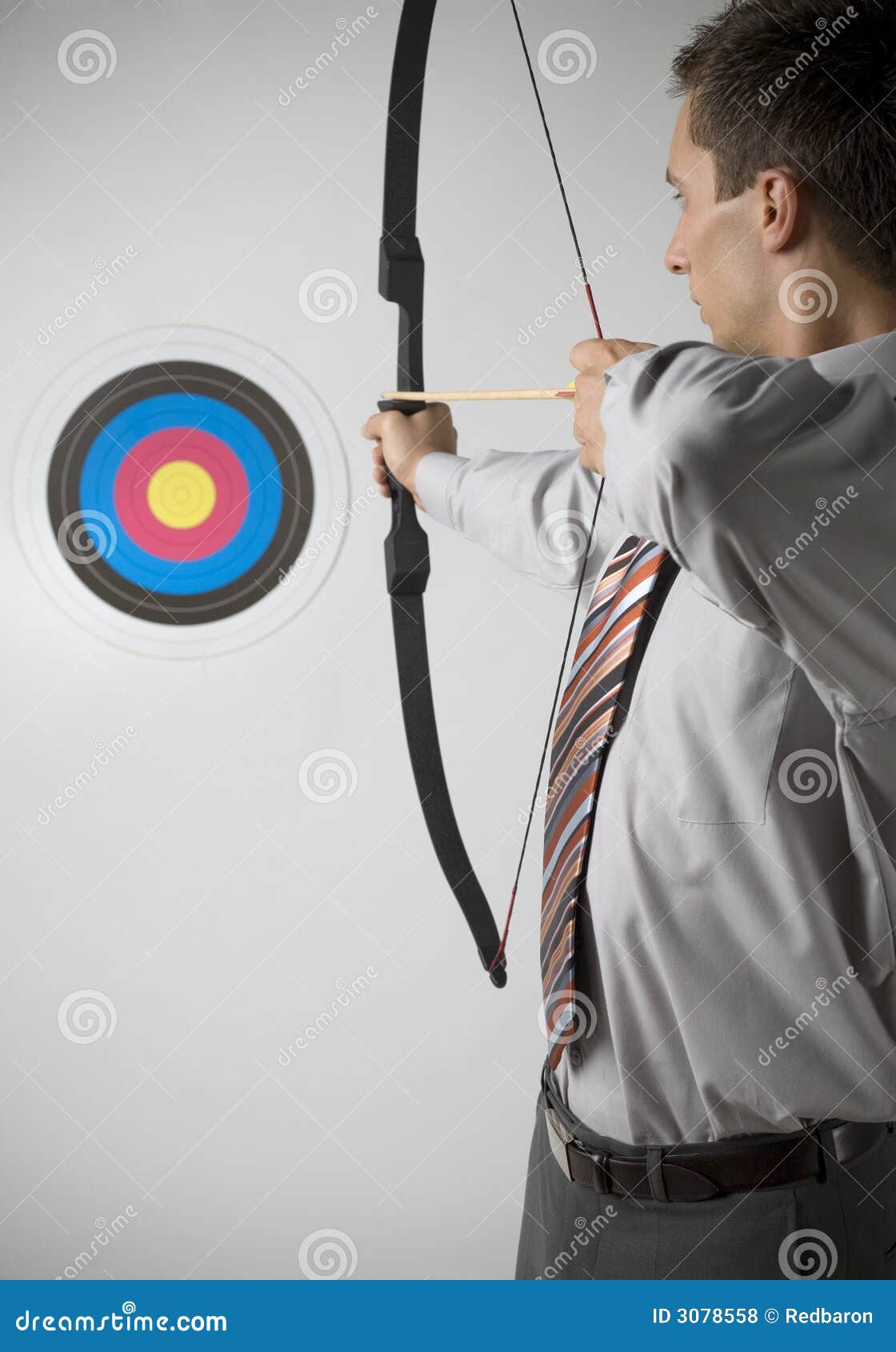 Lanzamiento a apuntar foto de archivo. Imagen de arquero - 3078558