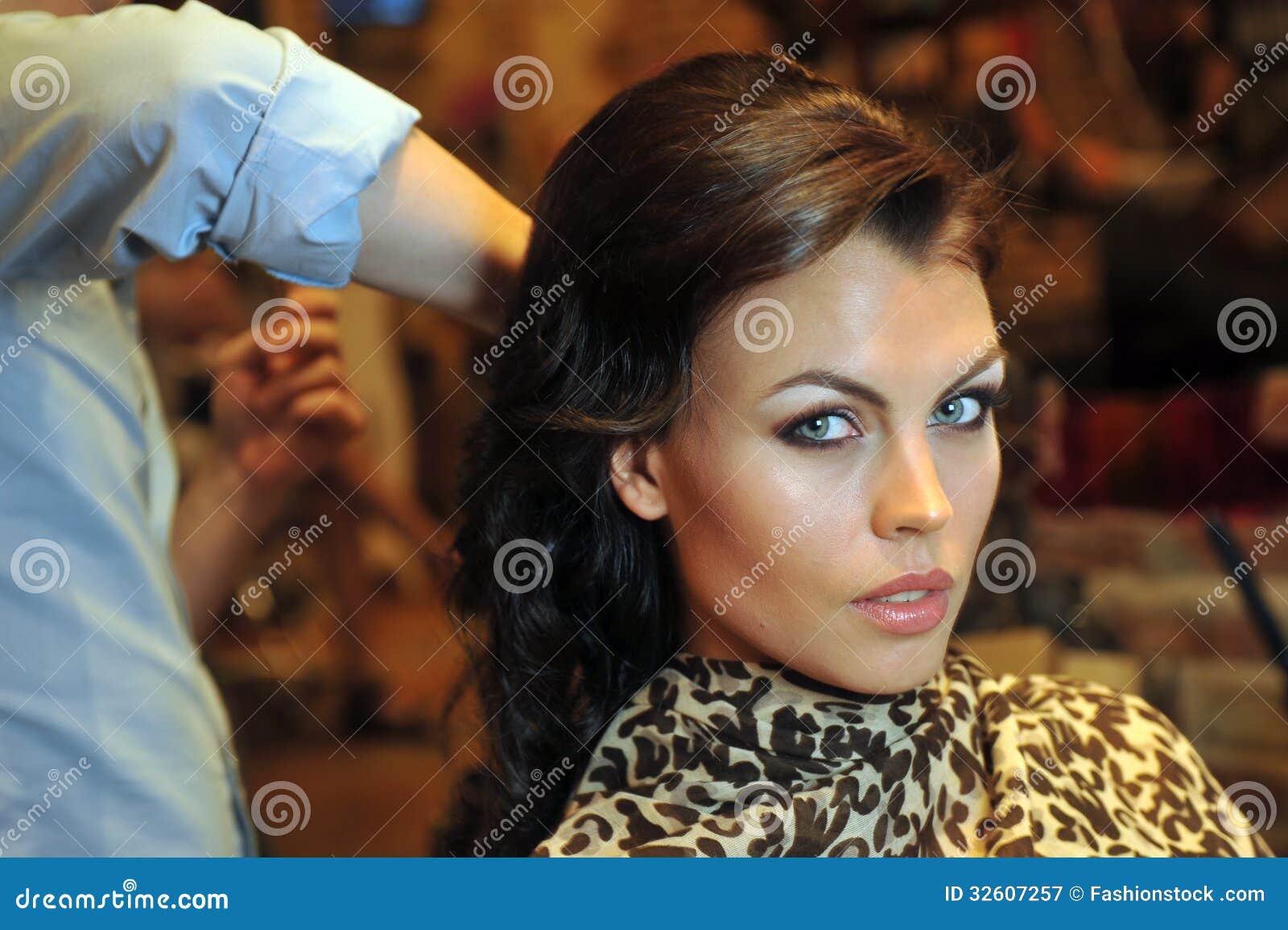Lanzamiento Ligero Caliente De La Belleza Del Modelo Moreno En Interior