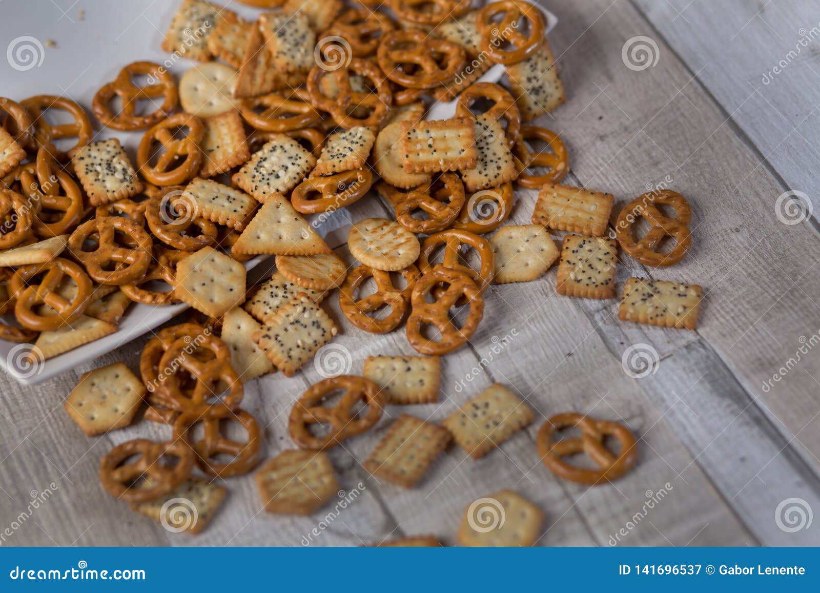 Lapito De La Tabla Del Pretzel Imagen de archivo - Imagen de sésamo ...