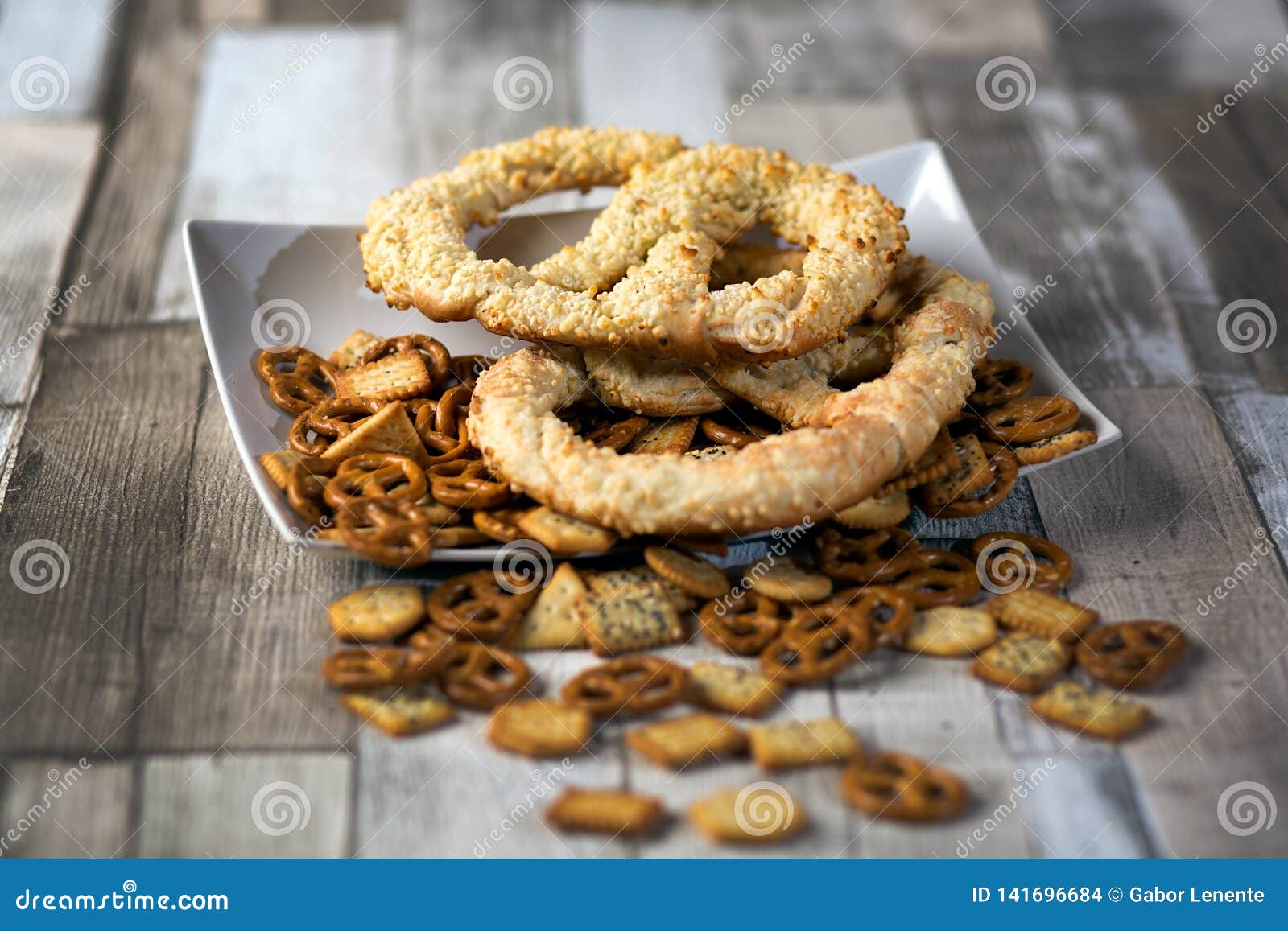 Lapito De La Tabla Del Pretzel Foto de archivo - Imagen de pasta ...