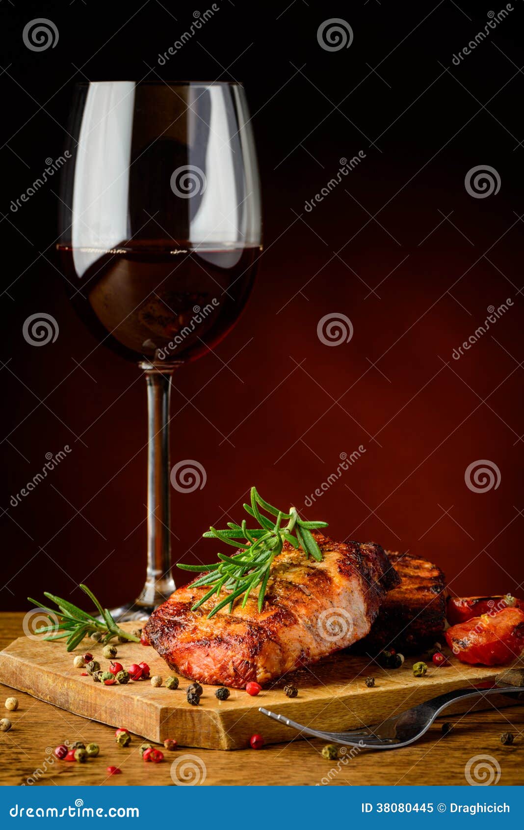 Lapje vlees en rode wijn stock afbeelding. Image of alcohol - 38080445