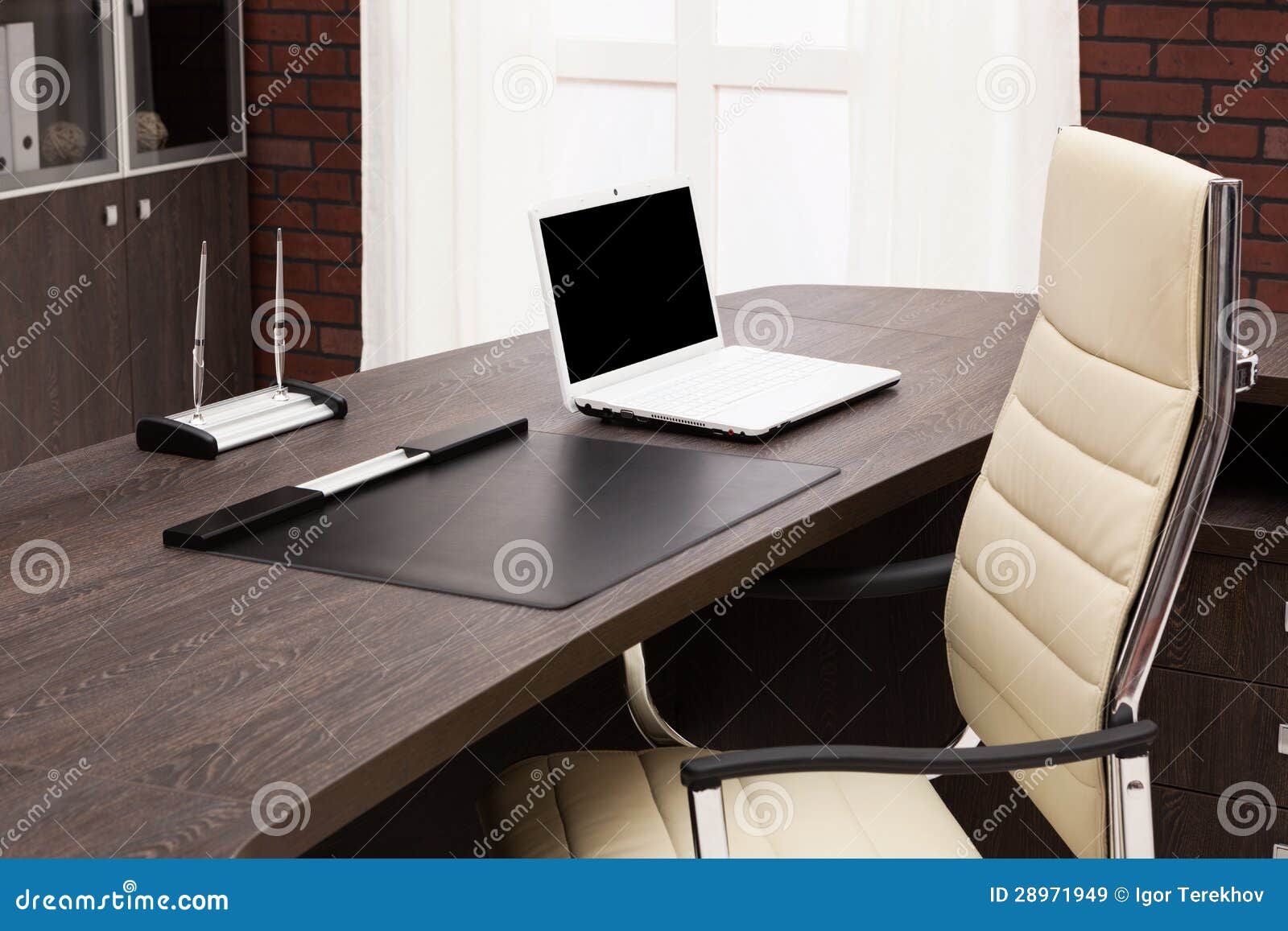 Laptop Auf Einem Schreibtisch Stockbild - Bild von mode, trennvorhang ...