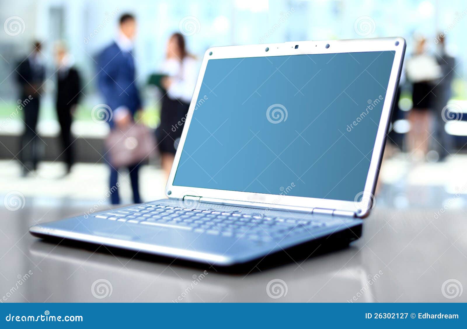 Laptop auf Schreibtisch stockbild. Bild von taste, kreativ - 26302127
