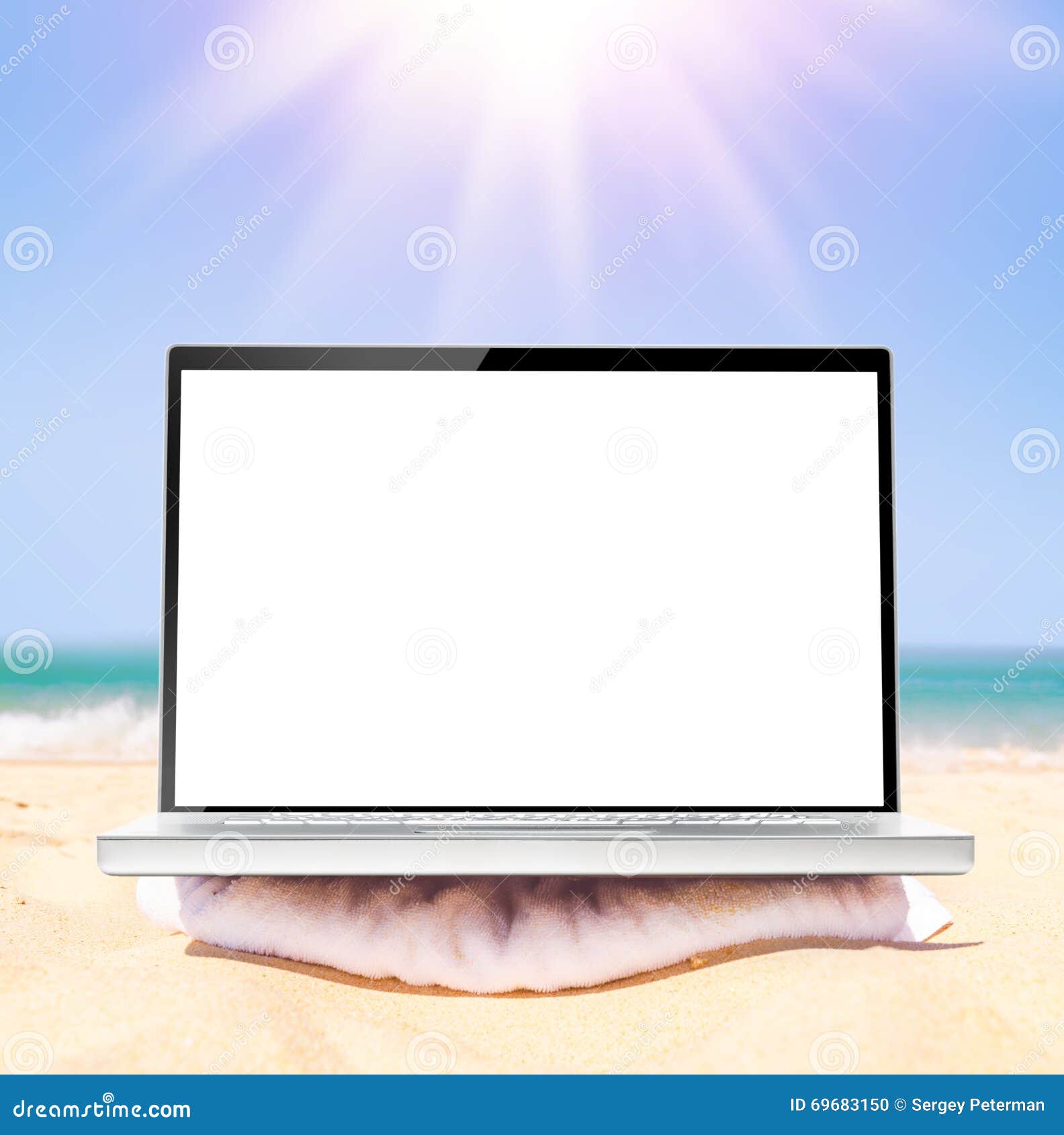 Laptop auf Strand stockfoto. Bild von feiertag, internet - 69683150