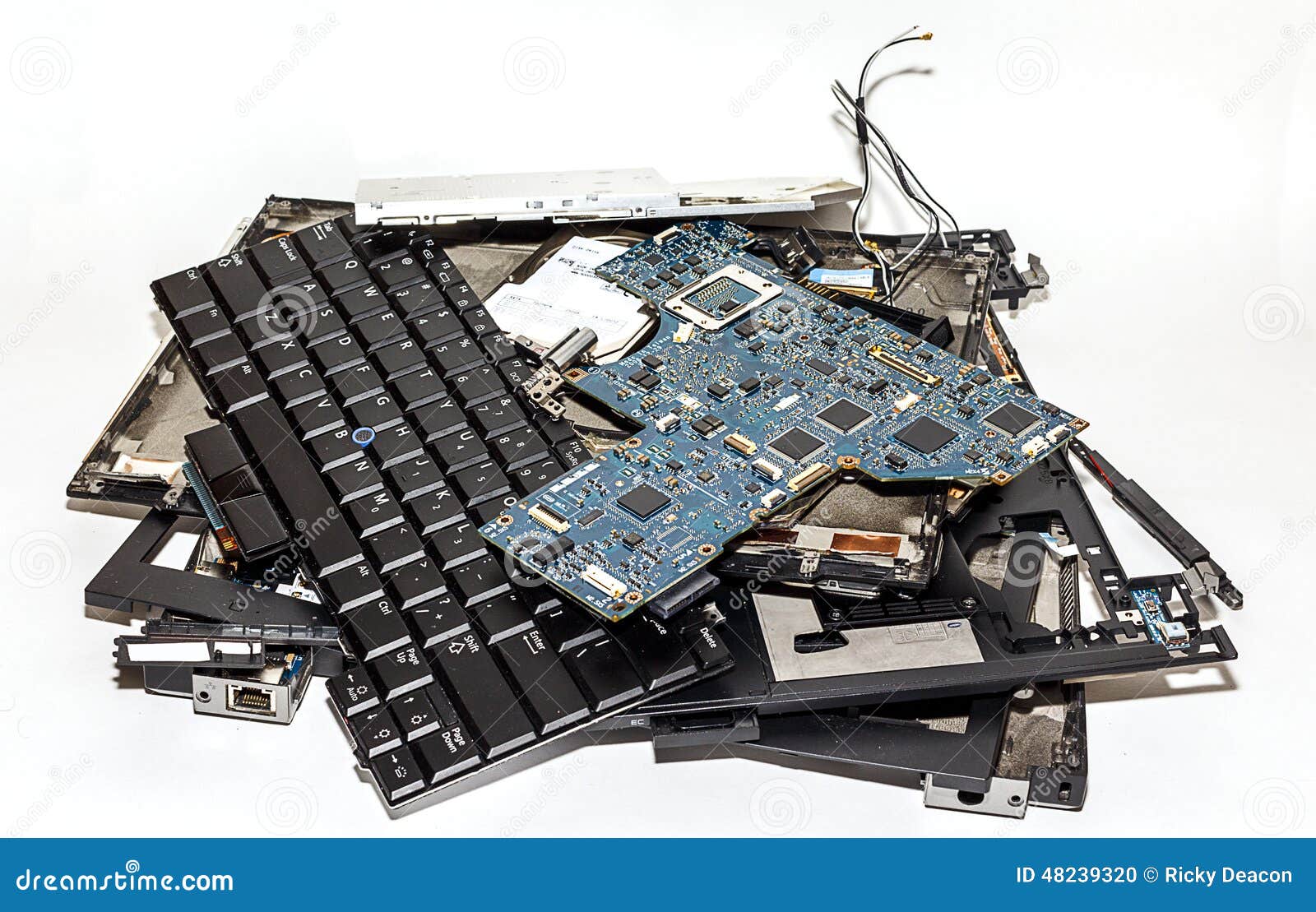 Laptop in Gebroken Stukken Wordt Gedemonteerd Dat Stock Foto - Image of ...
