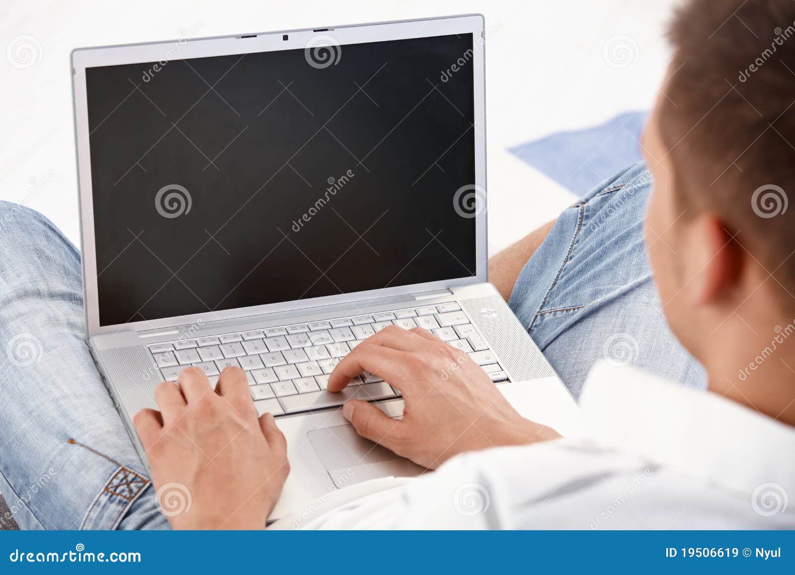 Laptop in gebruik stock afbeelding. Image of gezet, spijkerbroek - 19506619