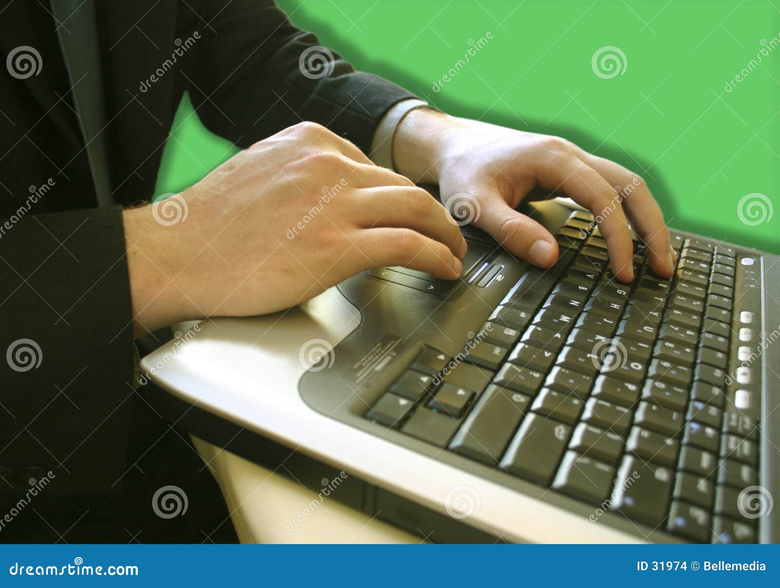 Laptop Handen Met Een Bedrijfsmens Stock Foto - Image of band, persoon ...