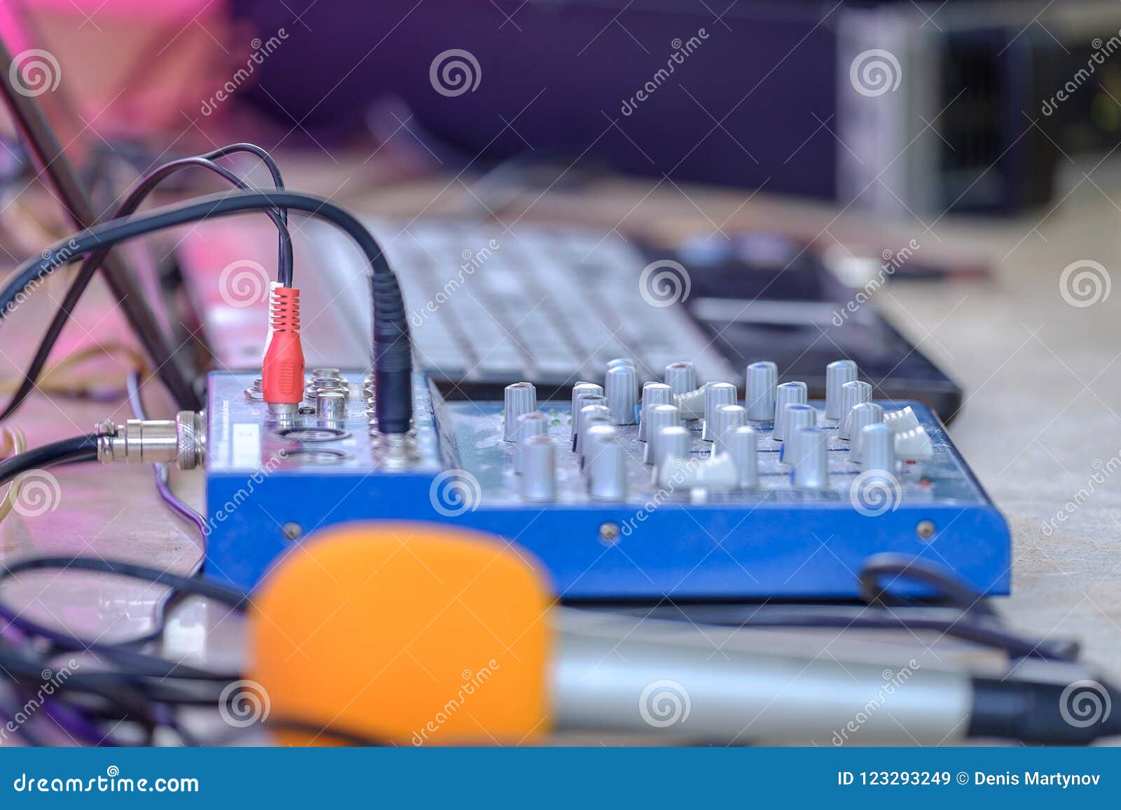 How to connect mixer to laptop - liverts