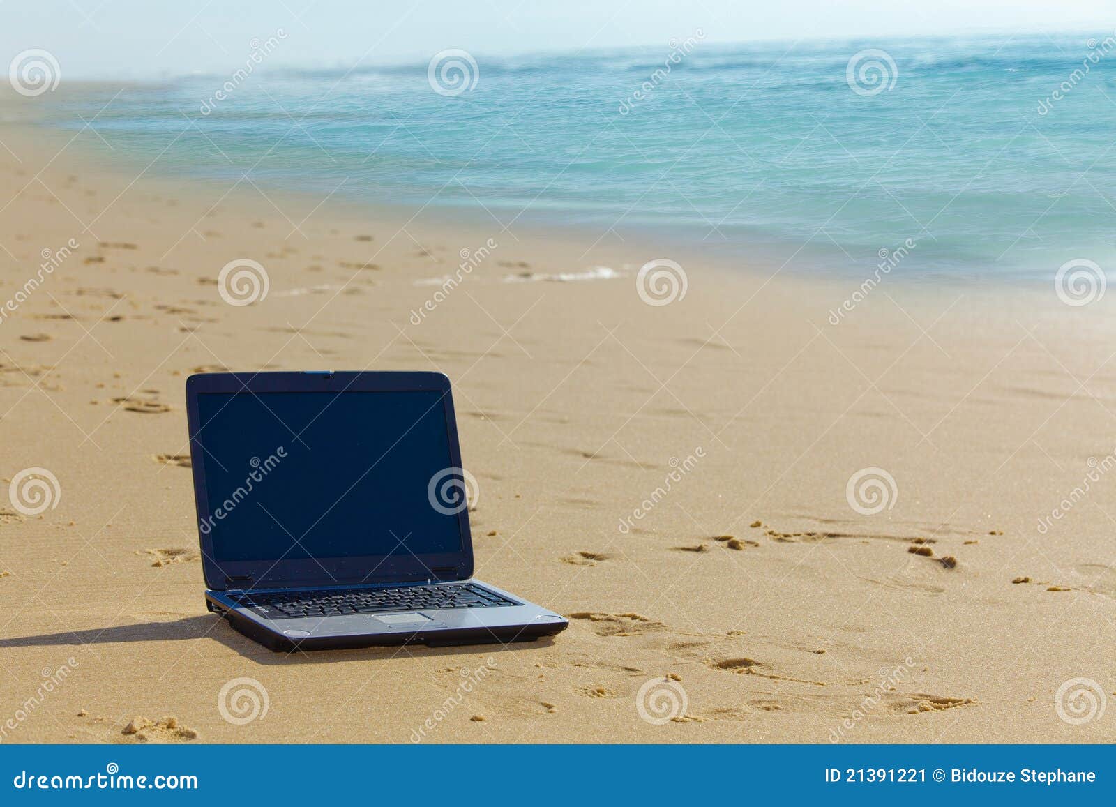 Laptop op strand stock afbeelding. Image of vakantie - 21391221