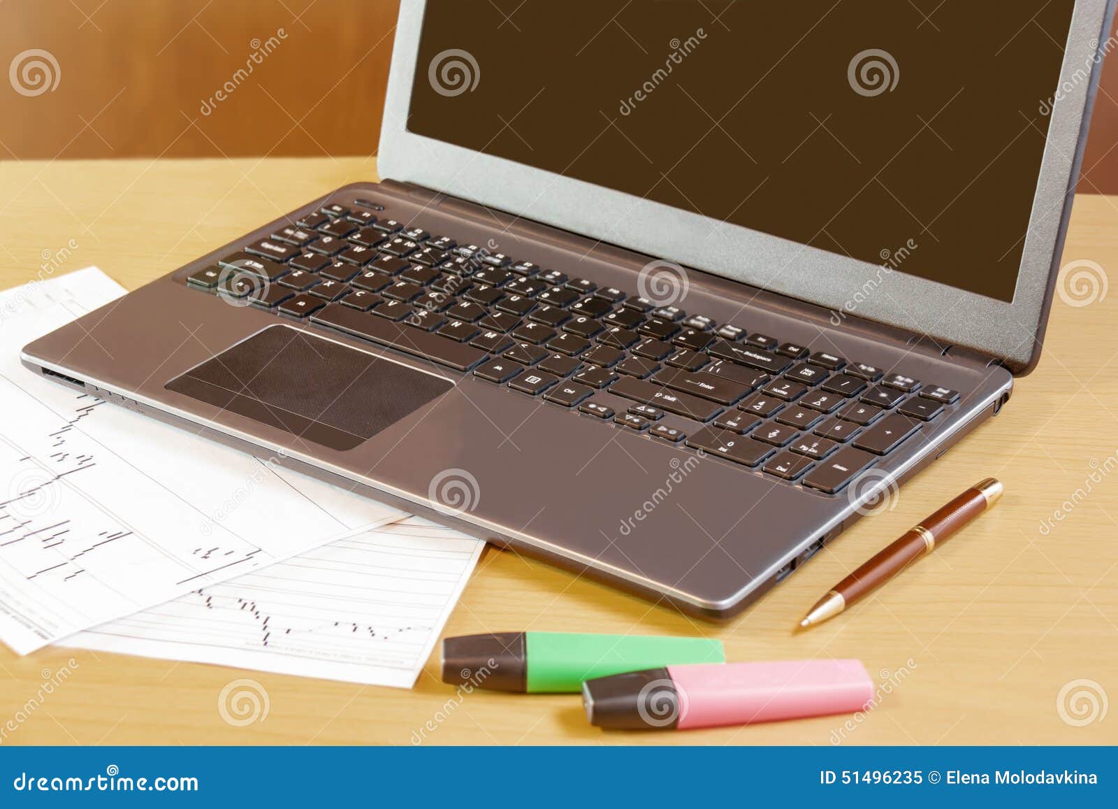 Laptop, Pen En Highlighters Op Bureau Stock Afbeelding - Image of ...