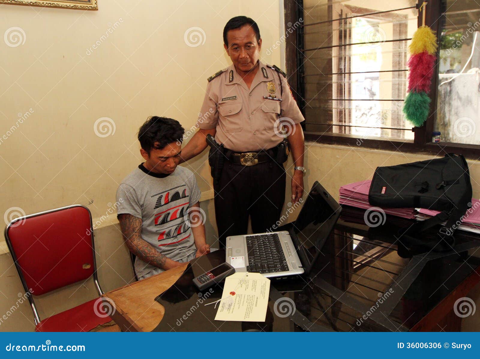 Laptop thief editorial photo. Image of crime, central - 36006306