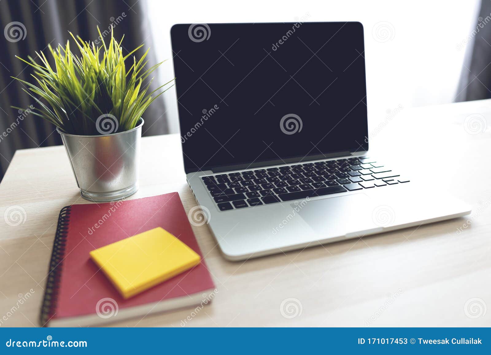 Laptop Wird Auf Einem Schreibtisch Zu Hause Gestellt Stockbild - Bild ...