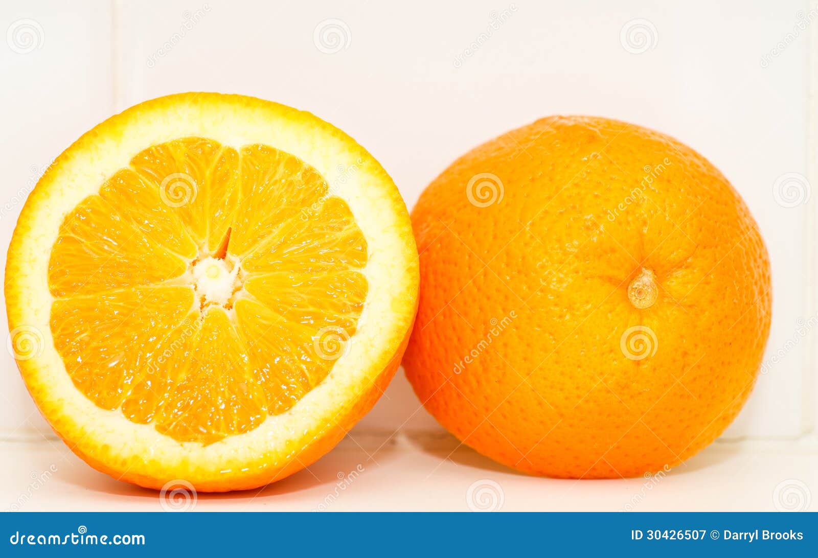 Laranja cortada ao meio imagem de stock. Imagem de corte - 30426507