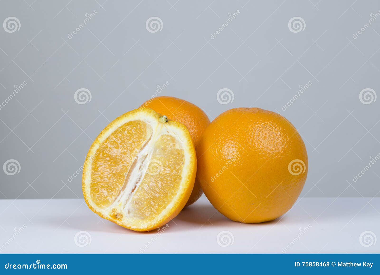Laranja cortada ao meio foto de stock. Imagem de coma - 75858468