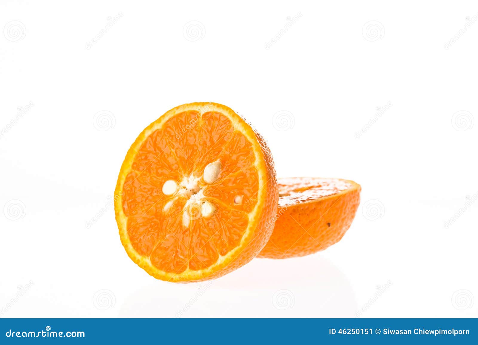 Laranja Cortada Ao Meio No Fundo Branco Imagem de Stock - Imagem de ...