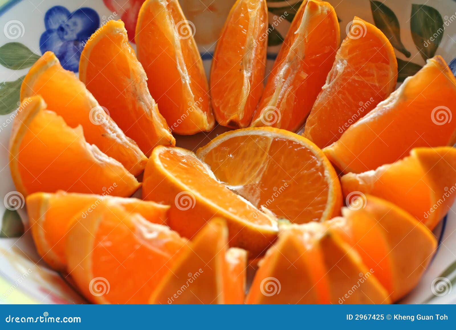 Laranjas cortadas imagem de stock. Imagem de suculento - 2967425