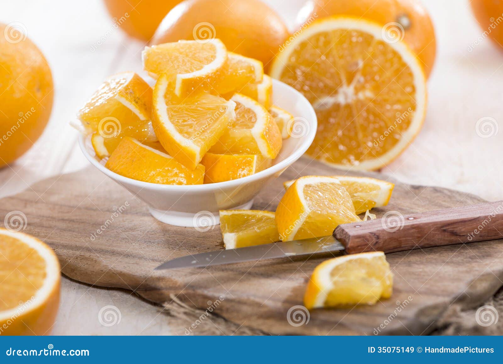 Laranjas cortadas imagem de stock. Imagem de alimento - 35075149