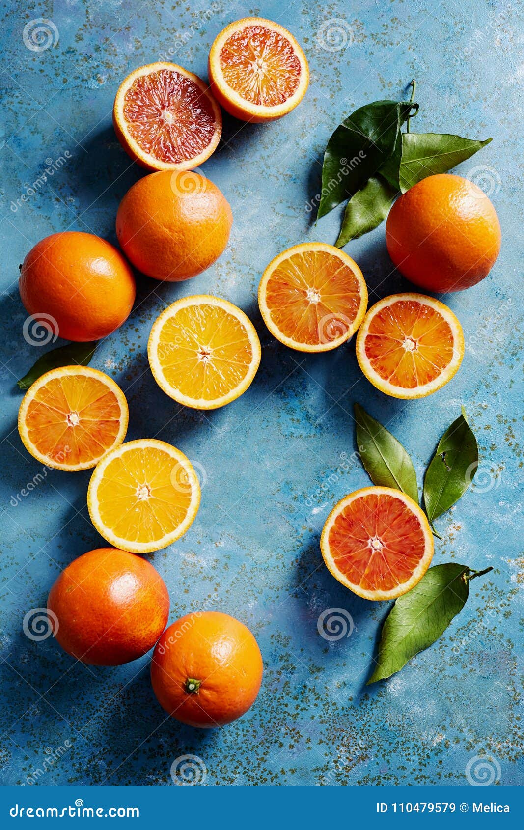 Laranjas Pigmentadas, Inteiro E Cortado Imagem de Stock - Imagem de ...