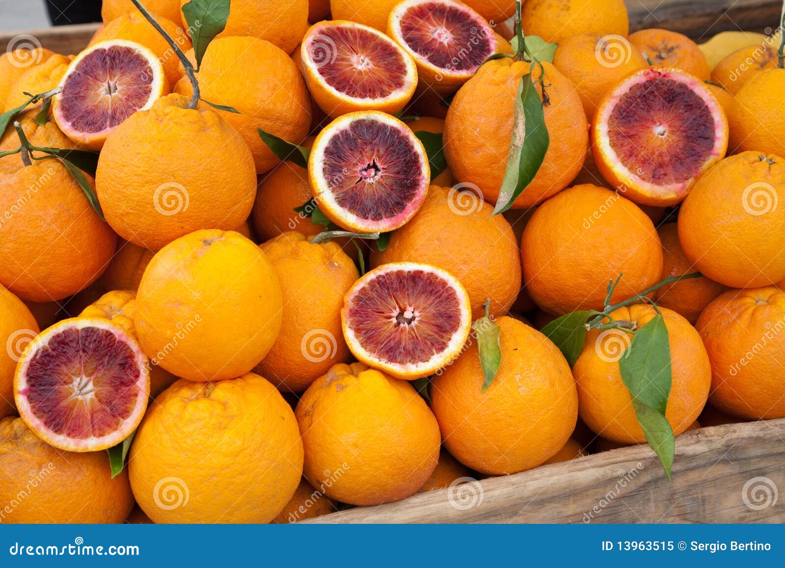 Laranjas vermelhas imagem de stock. Imagem de fruta, atolamento - 13963515