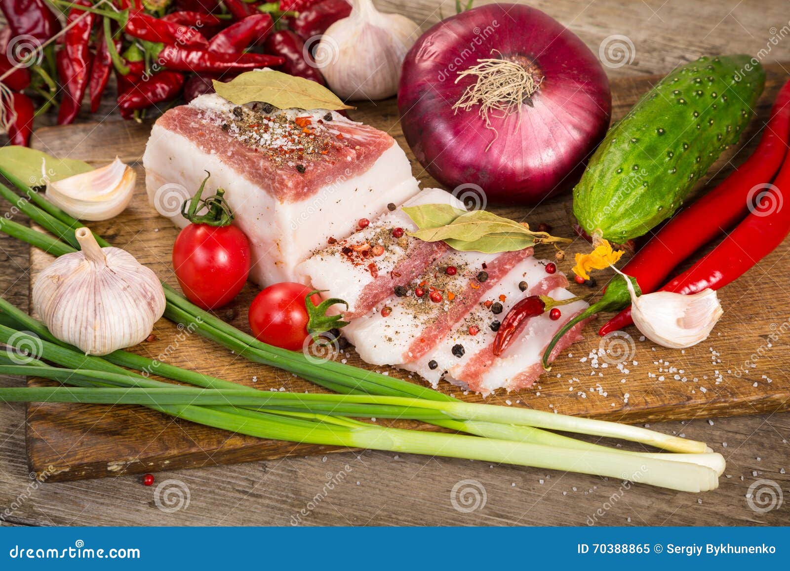 Lardo Salato Con Le Spezie E Le Verdure Immagine Stock - Immagine di ...