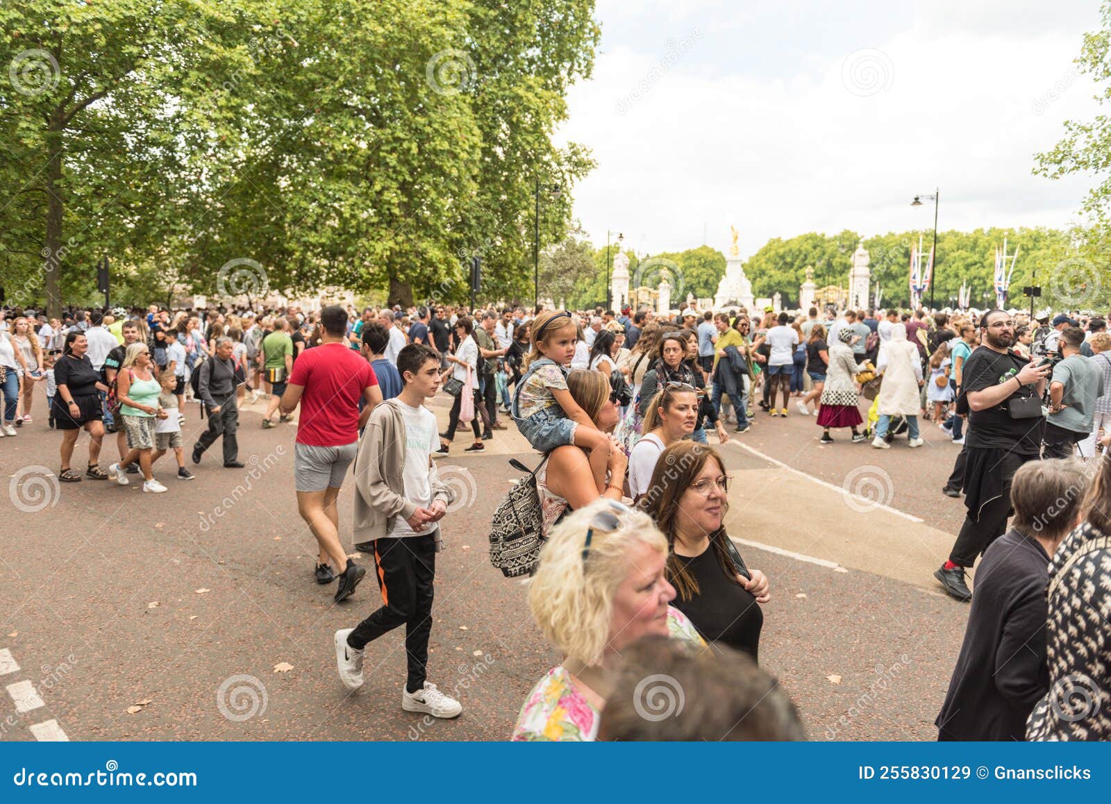 Large Crowd Outside the Palace in London Editorial Stock Image - Image ...