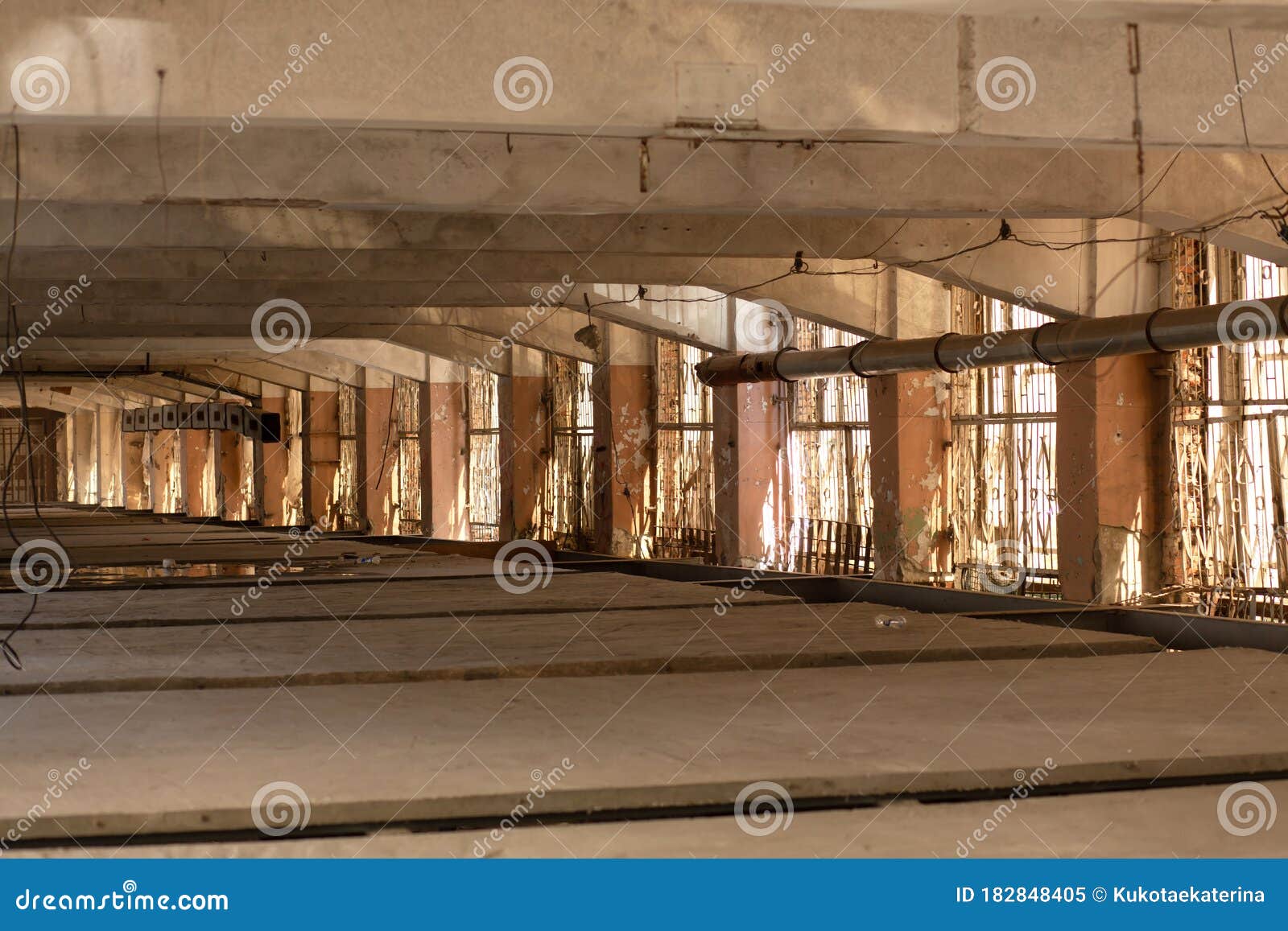 Large Empty Room. Concrete Building Stock Image - Image of floor ...