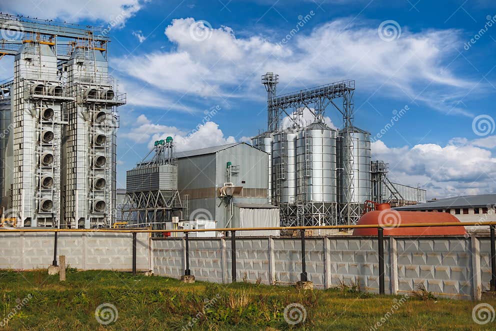 Large Grain Elevator with Multiple Cylindrical Metal Silos, Structural ...