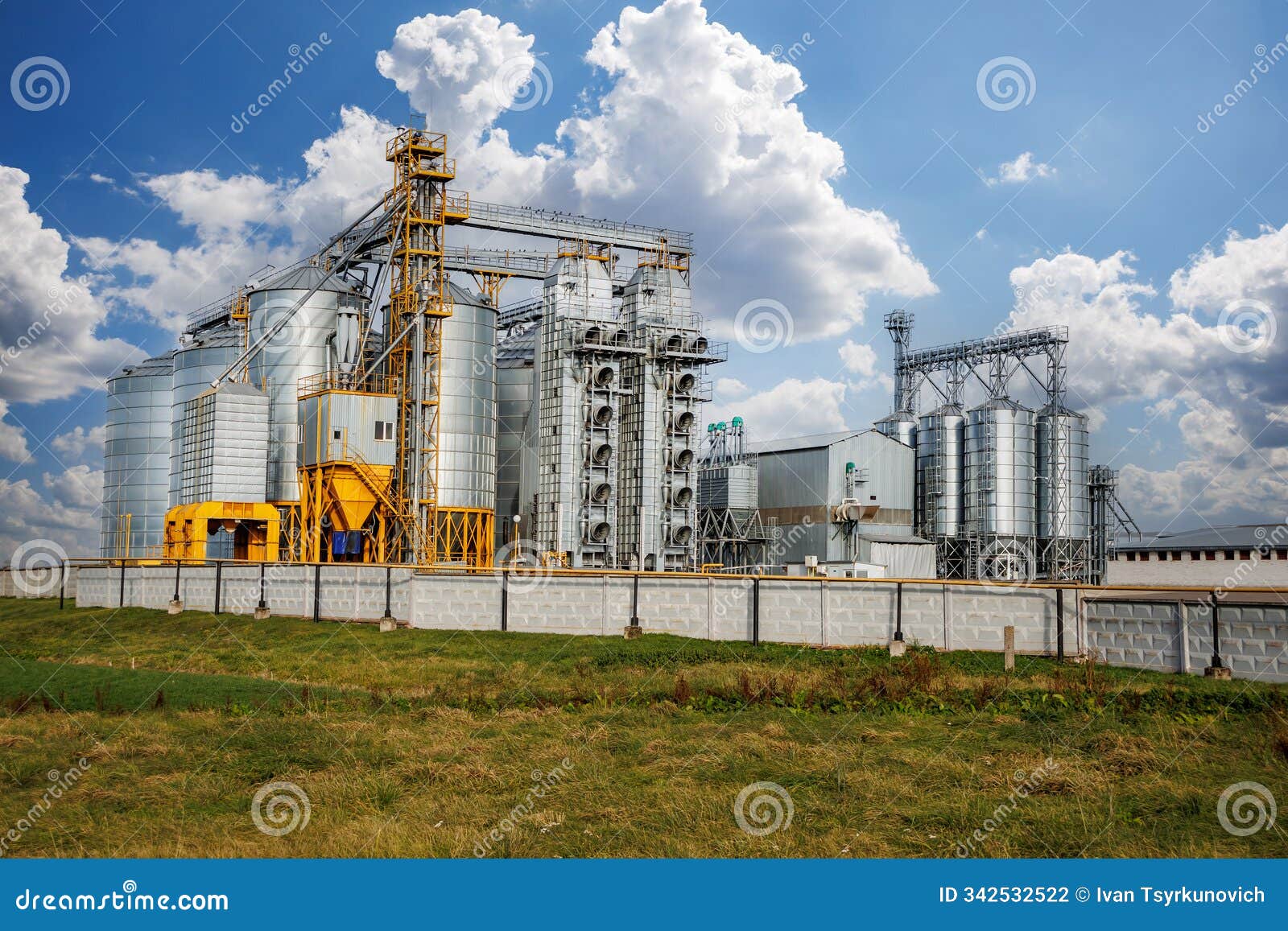 Large Grain Elevator with Multiple Cylindrical Metal Silos, Structural ...