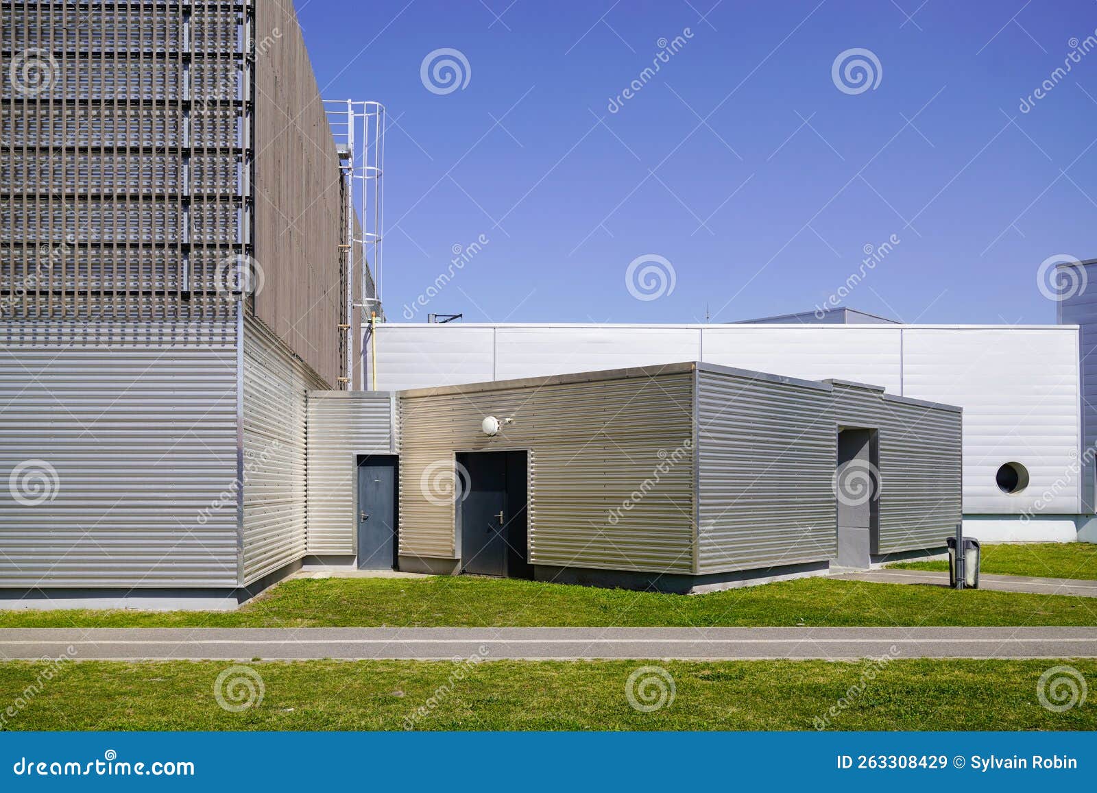 Large Industrial Warehouse Building Outdoor Facade Stock Image - Image ...