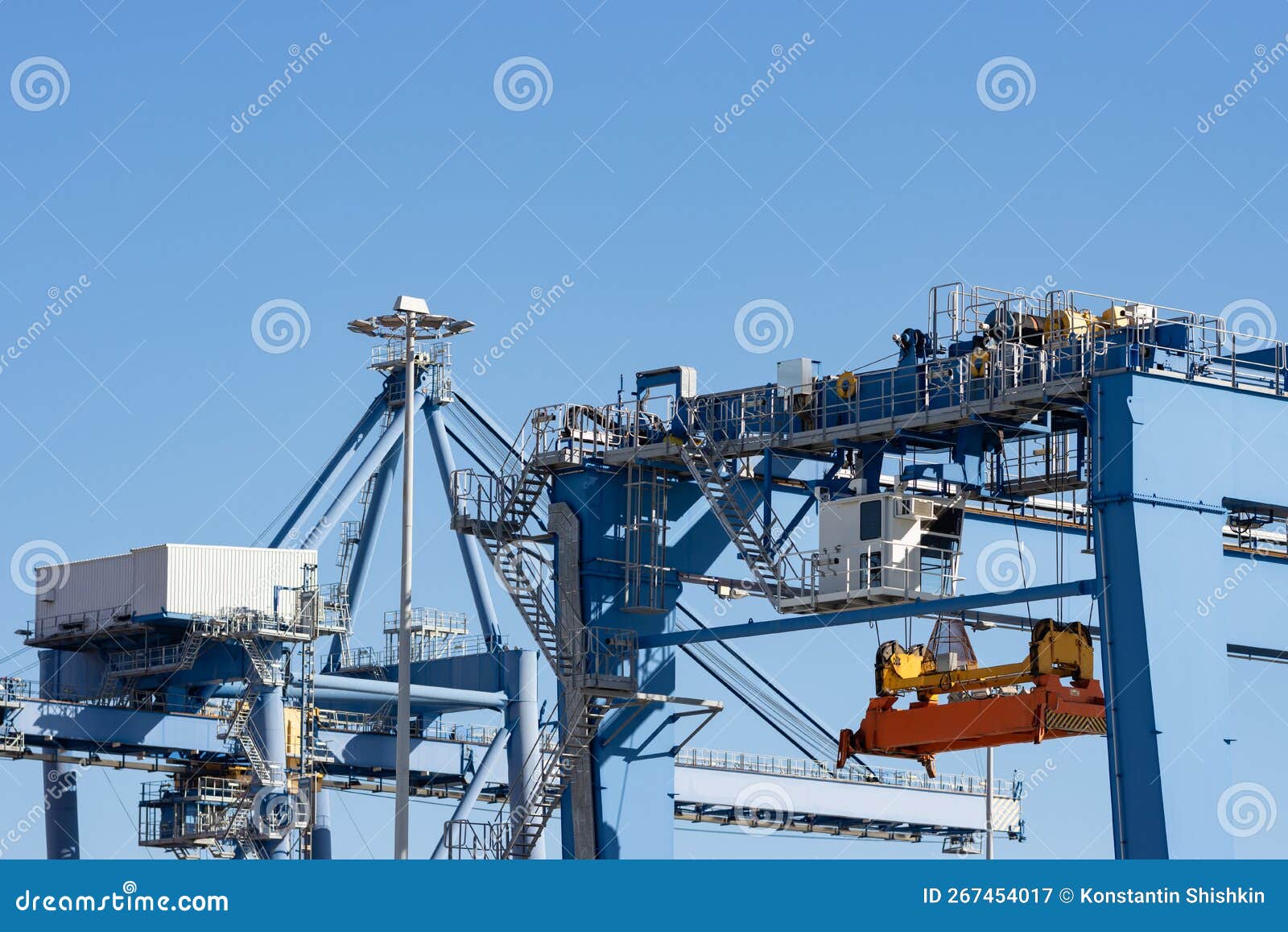 Large Lifting Structures with Suspended Spreader for Cargo Containers ...