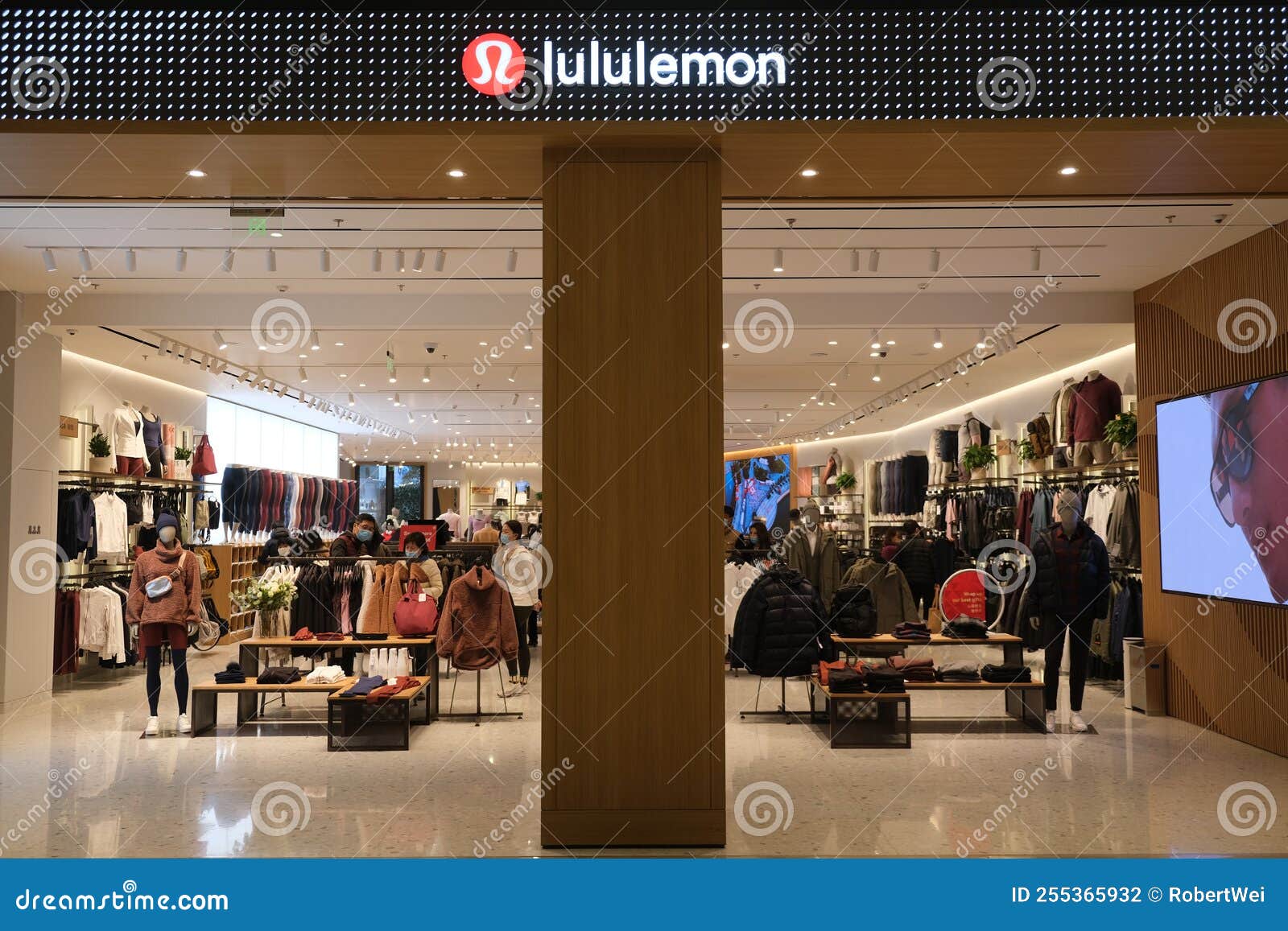 Large Lululemon Store with Customers Editorial Photography - Image of ...