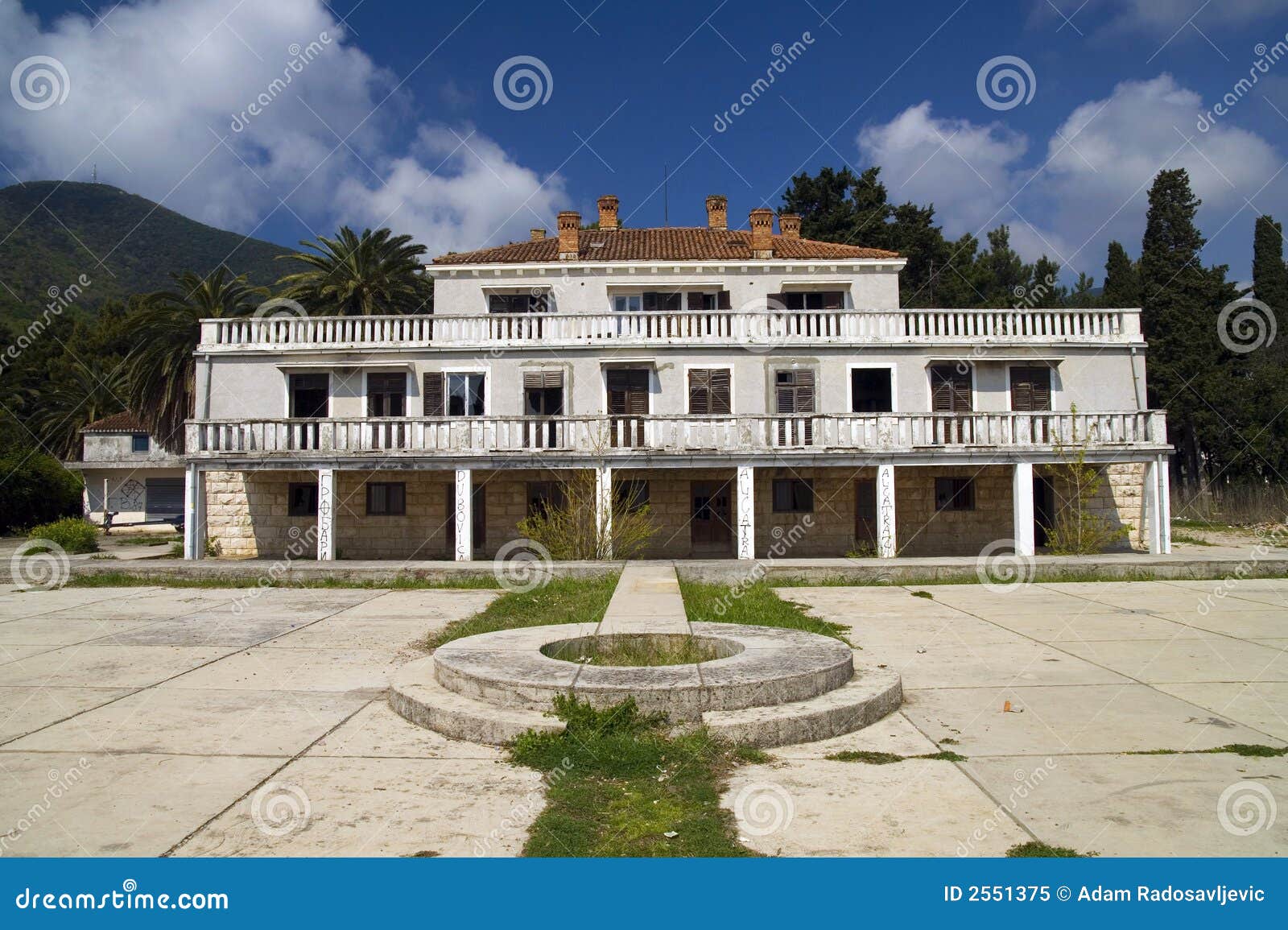 Large old house stock image. Image of porch, setting, plantation - 2551375