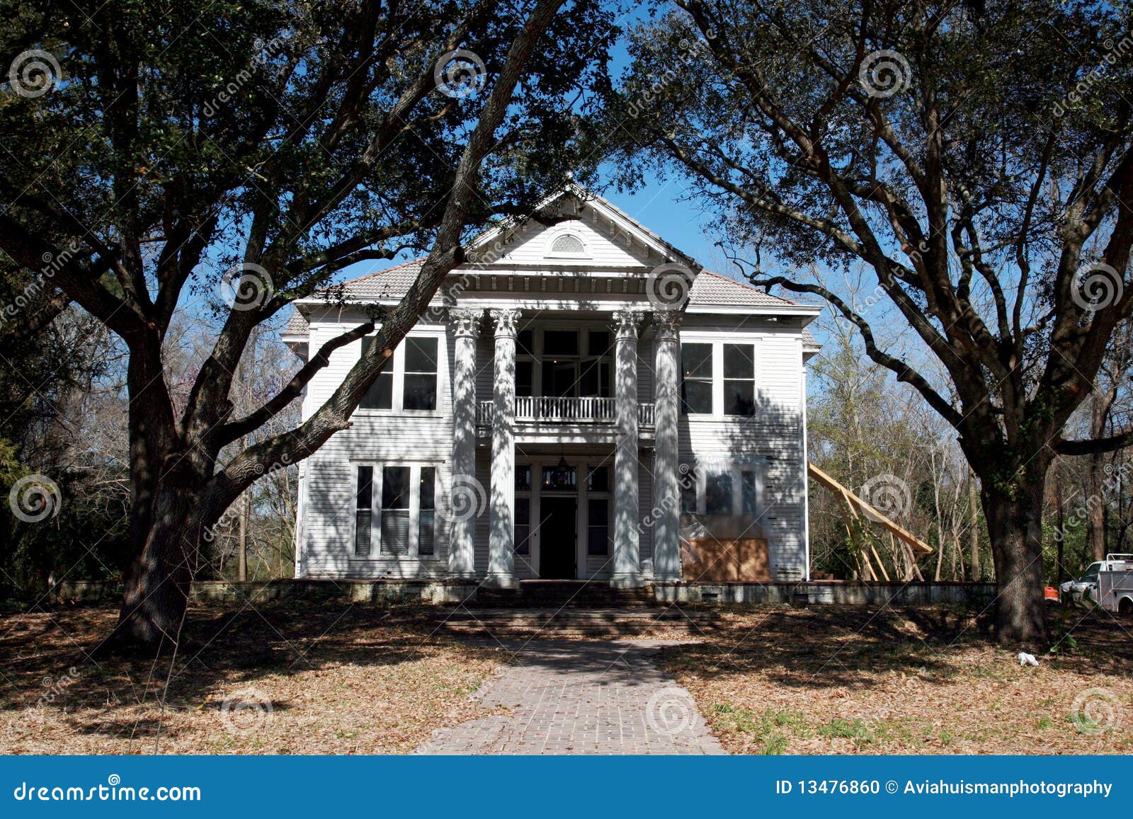 Large Plantation Style Mansion Stock Photo - Image of fence, daylight ...