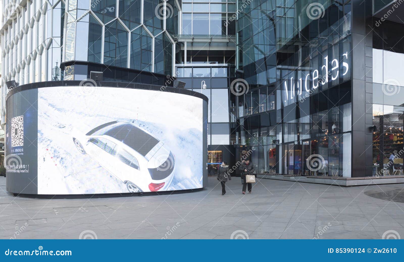 A LARGE SCREEN editorial stock image. Image of mall, drive - 85390124