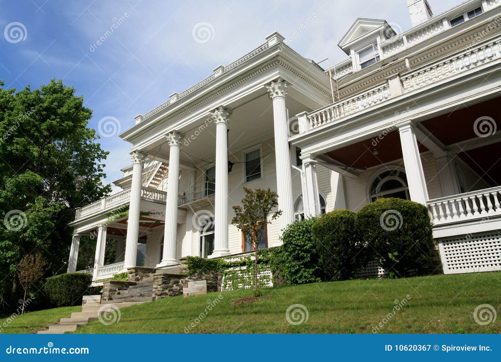 Large White Mansion with Columns Editorial Photography - Image of ...