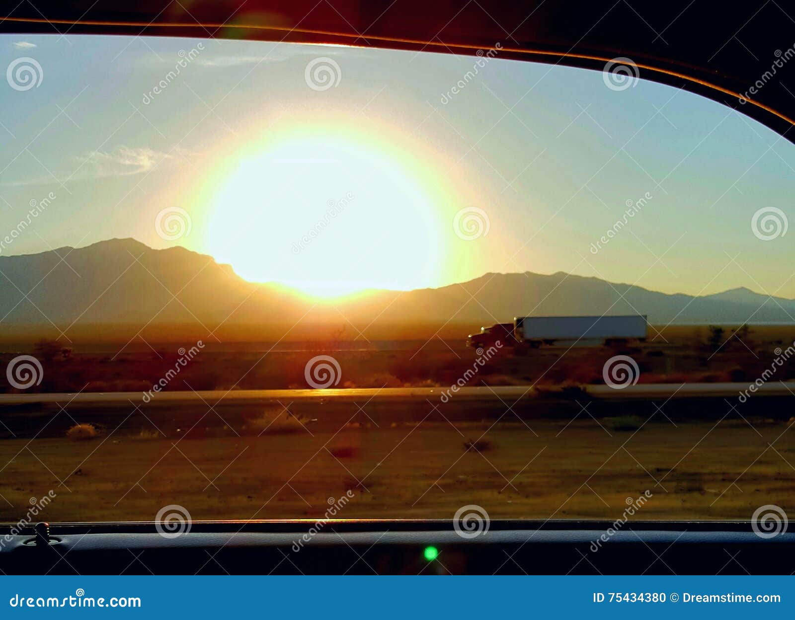 Largo trayecto foto de archivo. Imagen de carretera, hermoso - 75434380