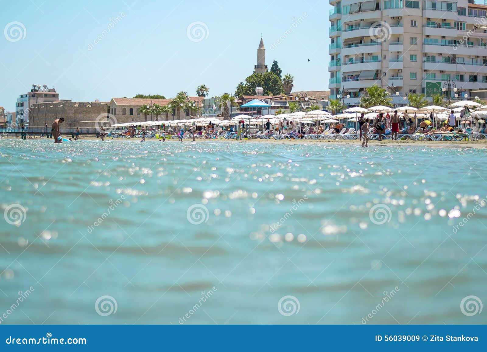 Larnaca strand, Cypern redaktionell fotografering för bildbyråer. Bild ...