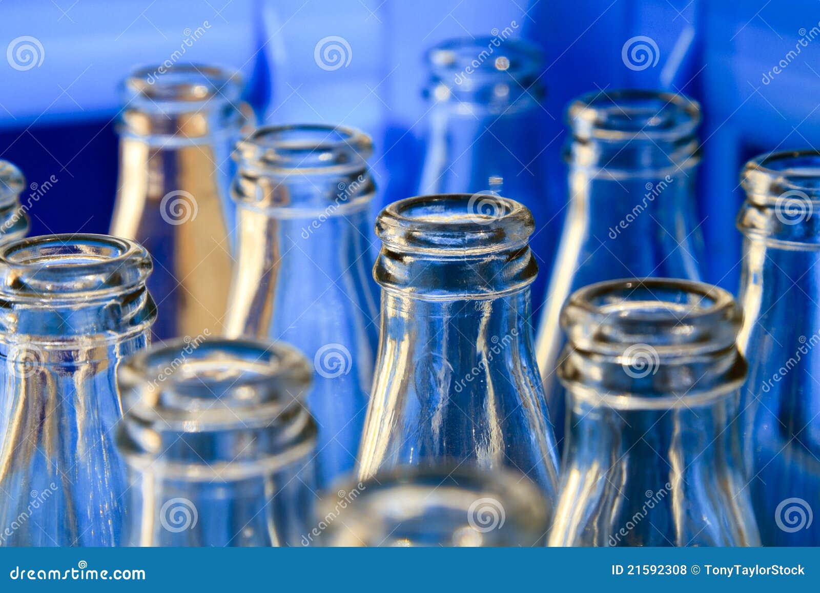 Las Botellas Vacías Se Cierran Para Arriba Foto de archivo - Imagen de ...