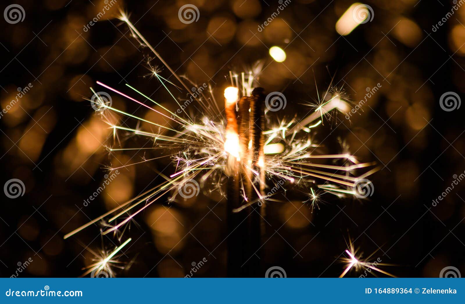 Las Chispas Brillantes En La Oscuridad Foto de archivo - Imagen de ...