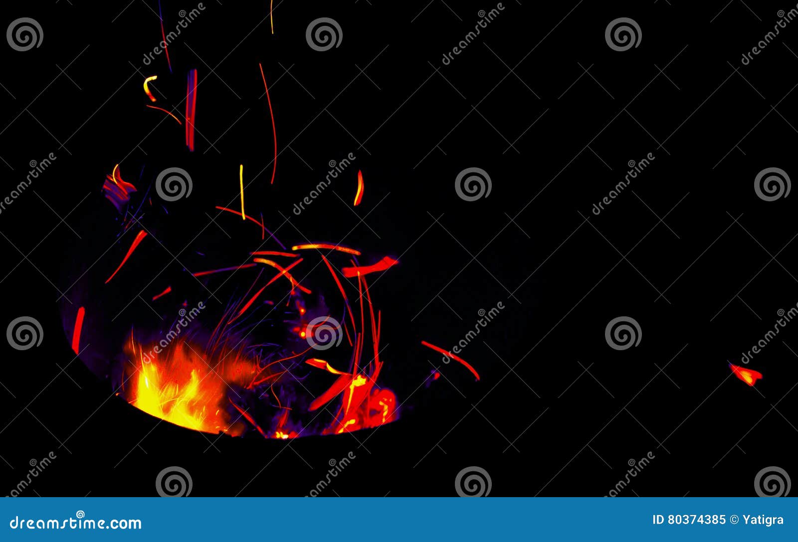 Las Chispas Vuelan Del Envase Imagen de archivo - Imagen de fondo, rojo ...