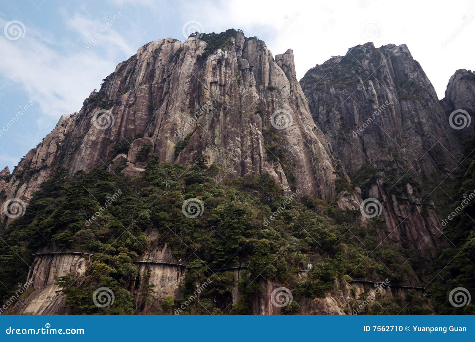 Las colinas escarpadas foto de archivo. Imagen de cielo - 7562710